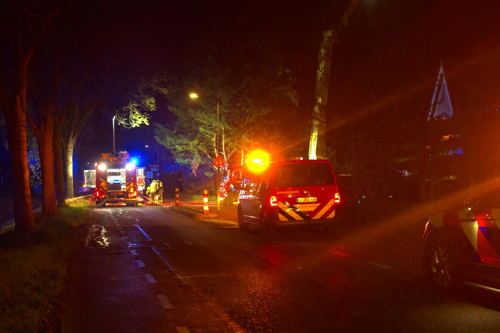 Grote woningbrand in Wieringerwaard door schoorsteenbrand; brandweer ...